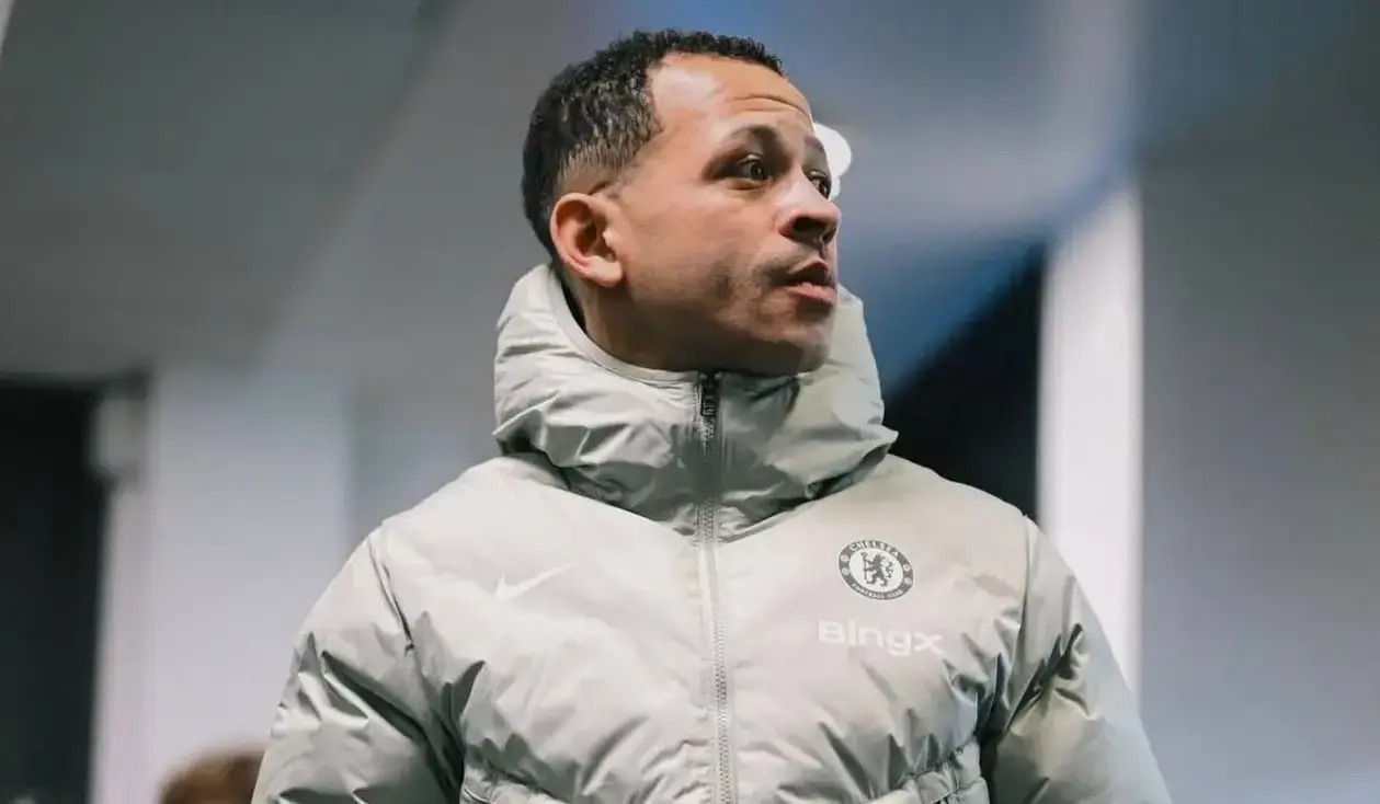 Rosenior Teaches Chelsea Players to Wash Hands Properly and Build Lego Sets