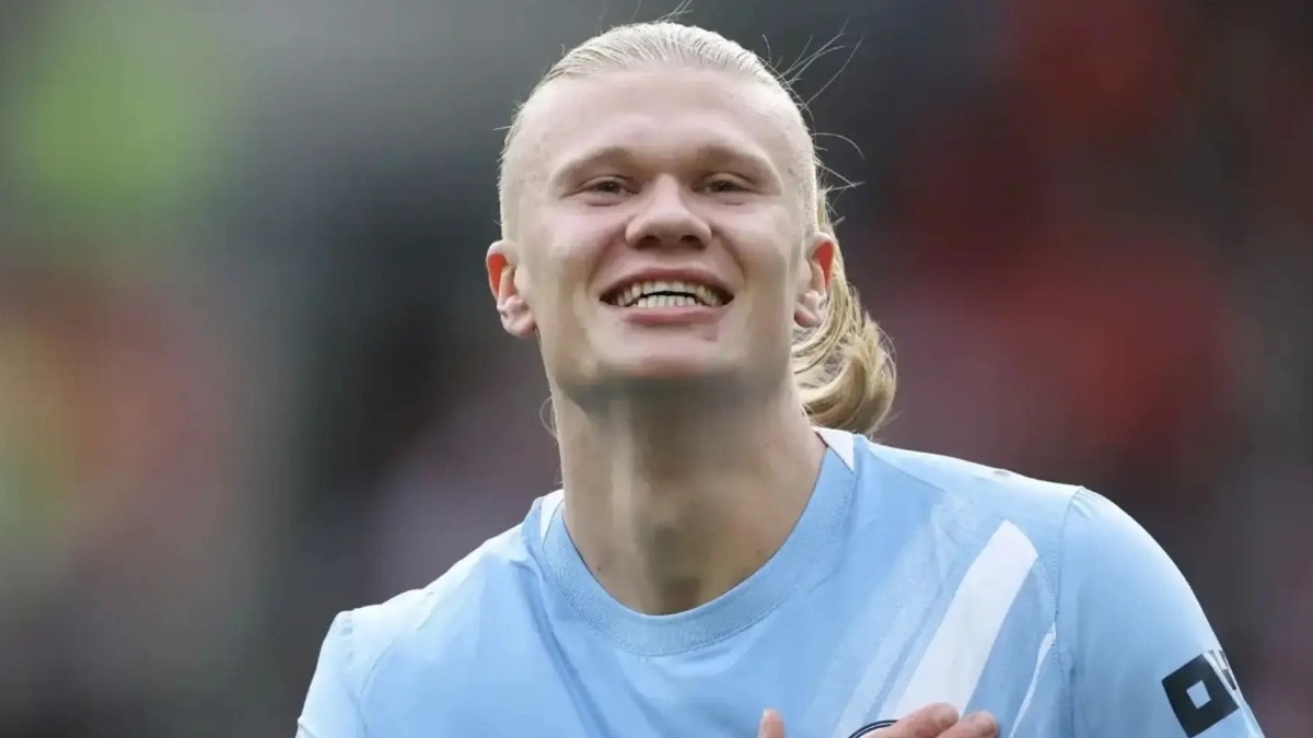 Haaland Spotted Walking Through Manchester in Santa Claus Costume