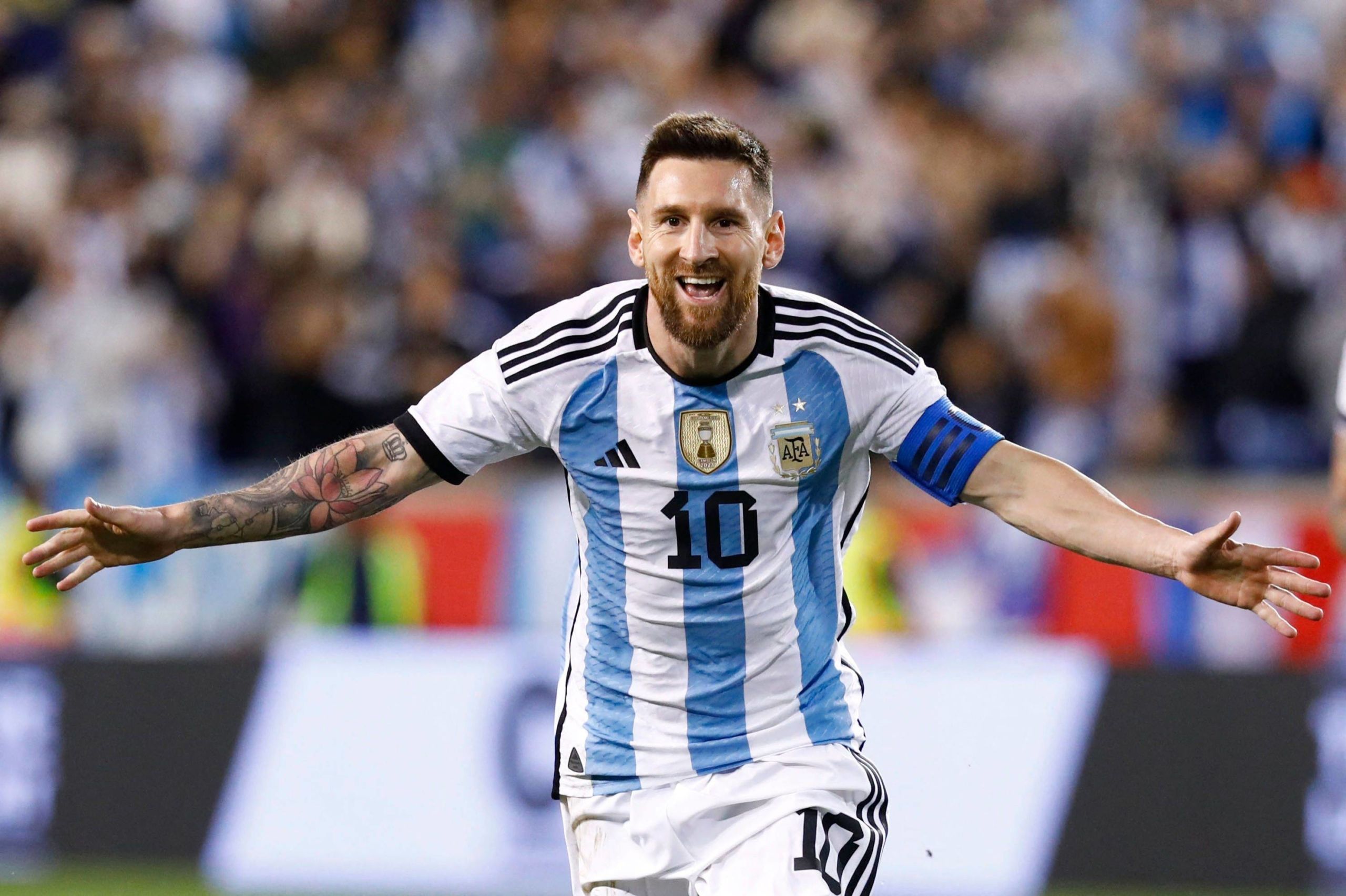 Messi captured kissing the World Cup trophy in Argentina's championship ...